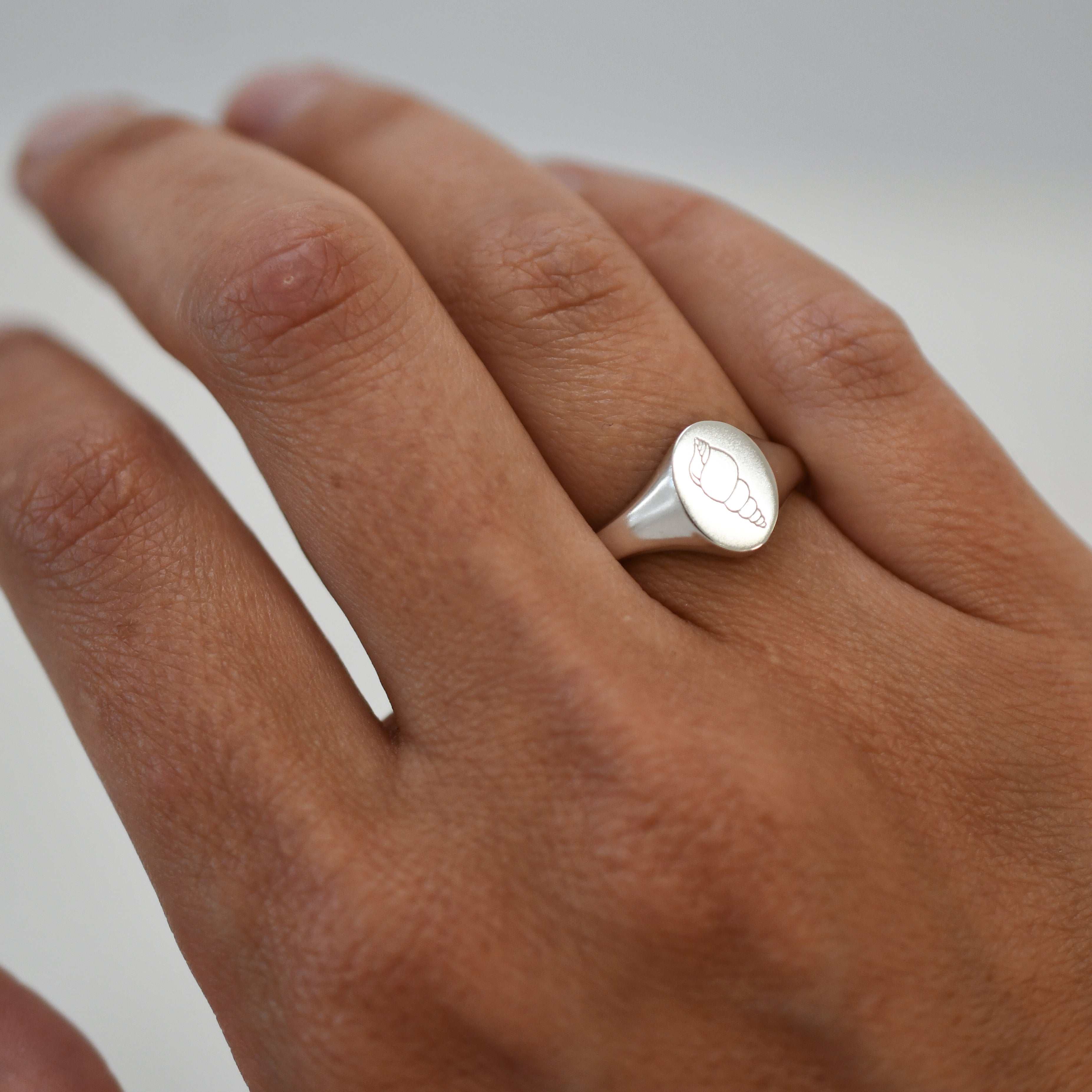 Shell Dainty Oval Silver Signet Ring (E-waste) – AuTerra